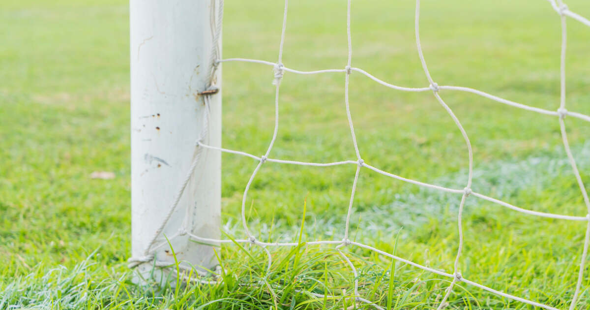 S-a prăbușit poarta peste el. Copil rănit grav pe un teren de fotbal ...