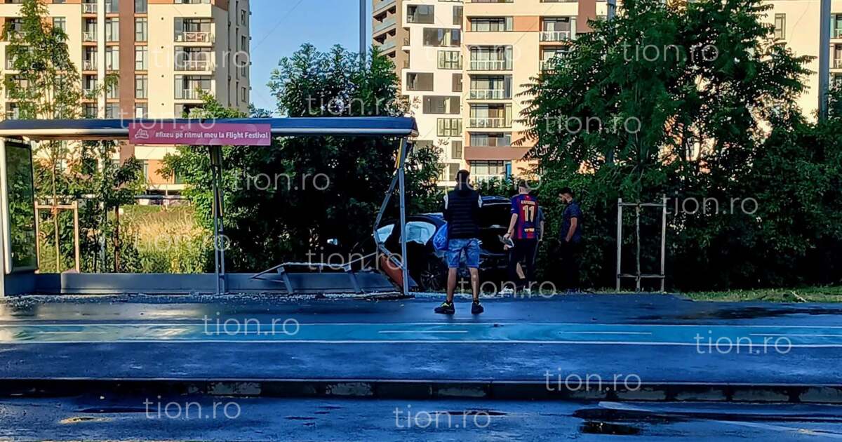 Accident în zona Iulius Town. Un refugiu STPT a fost distrus după ce o ...